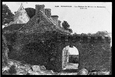 Porspoder : Les ruines du manoir de Kerenneur, l'entree - Dastum